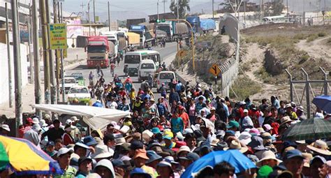 Pobladores Del Cono Norte Bloquearon Puente Por Mal Servicio Edicion