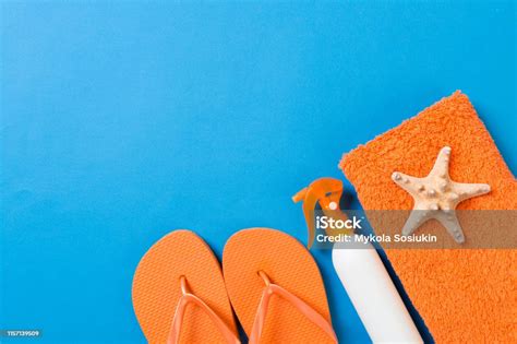해변 플랫 레이 액세서리의 상단보기 조개 불가사리 수건 및 플립 플롭과 복사 공간이있는 컬러 배경의 선스크린 병 개념에 대한 스톡 사진 및 기타 이미지 Istock