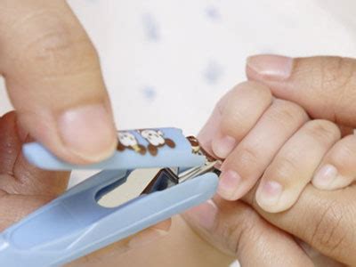Tips Memotong Kuku Si Bayi Awla Mukhlisah