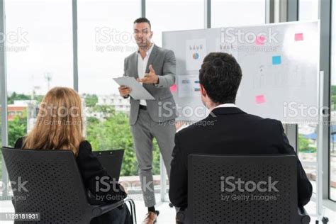 경제인 그리고 사무실 방에 그룹 회의 회의 참석 하는 실업가 기업 비즈니스 팀 개념입니다 강사에 대한 스톡 사진 및 기타 이미지