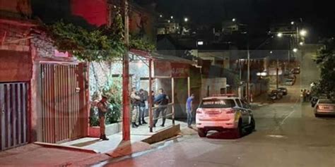 BALA PERDIDA Homem é atingido por tiro na cabeça dentro do