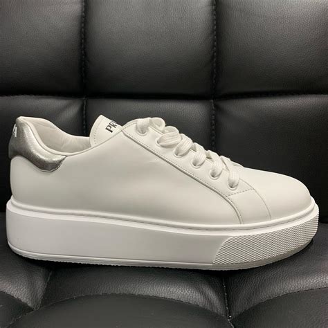 신발을 수선하는 남자 [ Prada] 프라다 스니커즈 밑창보강입니다 국산 생고무 3 5mm