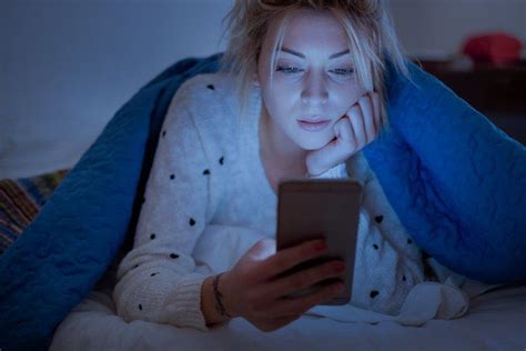 スマホが肌の老化を招く！？「ブルーライト」から肌を守れるコスメ5選｜たまひよ