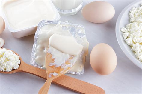 화이트 보드 코 티 지 치즈 계란 낙농 제품 흰색 배경 우유 샌드위치 나무 칼 복사 공간에 대 한 부드러운 치즈와 부드러운 크림 치즈 모듬 개성 개념에 대한 스톡 사진 및