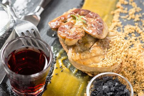 어두운 배경에 망고 퓌 레와 튀긴 푸아그라를 준비 거 위 간입니다 거위 새에 대한 스톡 사진 및 기타 이미지 거위 새 고기 굽기 Istock