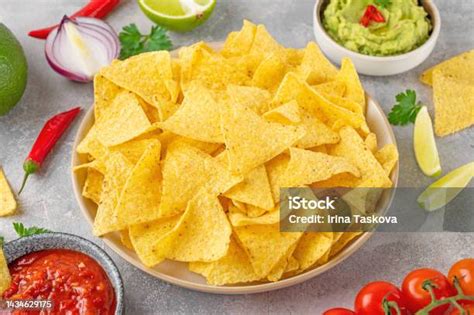 멕시코 나초 칩과 딥 소스 옥수수 살사와 아보카도 소스를 곁들인 옥수수 나초 칩 평면도 0명에 대한 스톡 사진 및 기타 이미지