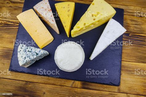 나무 테이블에 검은 슬레이트 보드에 치즈의 다양한 유형의 세트 위쪽 보기 검은색에 대한 스톡 사진 및 기타 이미지 검은색