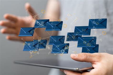 平板屏幕上浮动按摩信封图标的连接联网概念 库存图片 图片 包括有 社会 总公司 符号 阿帕卢萨马 255678643
