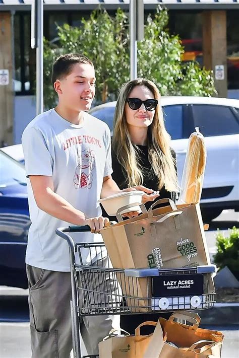 همشهری آنلاین رابطه گرم آنجلینا جولی و پسرش توجه‌ها را جلب کرد عکس