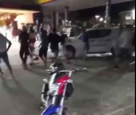 VÍDEO policiais são agredidos durante abordagem em posto de