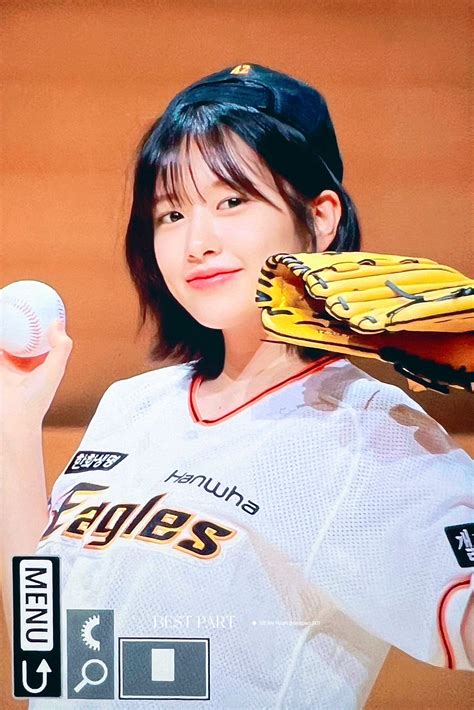 더쿠 오늘 한화이글스 유니폼 입은 대전의 딸 안유진