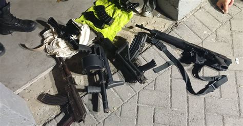Arsenaal Wapens In Kaap Gevind Vermeende Bendeleier Vasgetrek Netwerk24