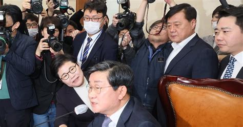 전해철 위원장에게 항의하는 임이자 의원