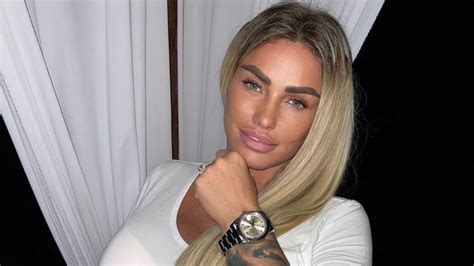 Nach Beauty OP Katie Price setzt neue Mega Brüste in Szene
