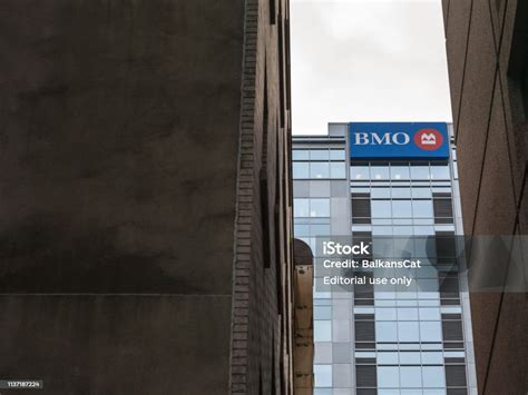 Bmo로 알려진 몬트리올 은행 로고는 온타리오 주 사무실 앞에 있습니다 뿐만 아니라 Banque 드 몬트리올으로 불리는 그것은