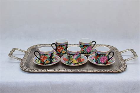 흰색 배경에 고립 된 우아하고 전통적인 뜨거운 음료 컵의 모의 업 디자인 세트 0명에 대한 스톡 사진 및 기타 이미지 0명