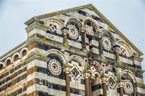 바실리카 델라 첸트로 스토리코 트리니타 디 사 카 르 기아 는 이탈리아 사르디 니 아 북부의 로마네스크 양식의 교회입니다 현지