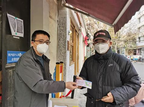 顶着寒风足迹遍及几个区社区干部做起居民的“闪送员”