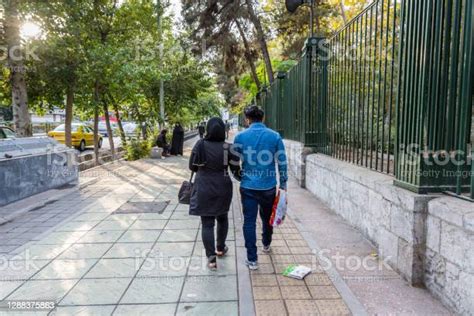 이란 의 한 쌍이 손을 잡고 이란 테헤란의 거리에서 걷고 있습니다 2명에 대한 스톡 사진 및 기타 이미지 2명 거리 건축