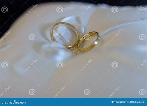 Anillos De Bodas Entrelazados Fotos de stock Fotos libres de regalías