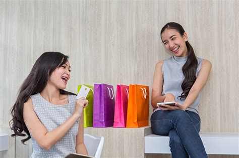 신용 카드와 스마트폰 카페에 지불 하는 행복 한 여자 여자는 비접촉 식 결제를 했다 사람 재정 기술 및 소비자 개념입니다 온라인 쇼핑에서 휴대 전화로 지불 웃는 소녀 그림