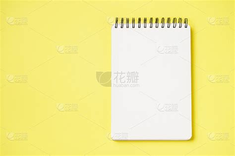 黄色背景的螺旋笔记本