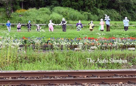 朝日新聞 映像報道部 On Twitter 「宝もの」の一部に触れた気がした。 只見線 に乗車しました。 道路工事で交通整理の男性が