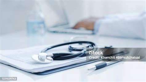 책상 에 클립 보드에 노트북 컴퓨터와 의료 청진기에서 작업 의사 메딕 기술 텔레헬스 온라인 의료 원격 회의 또는 원격 의료 개념 청진기에 대한 스톡 사진 및 기타 이미지