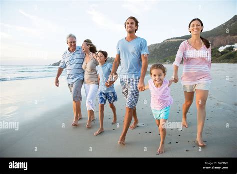 Paar Zusammen Am Strand Spazieren Fotos Und Bildmaterial In Hoher