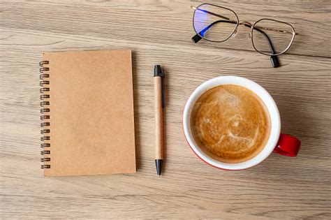 나무 테이블에 빈 노트북과 커피 컵 동기 부여 해상도 목록 전략 및 계획 개념을 수행 하려면 0명에 대한 스톡 사진 및 기타 이미지 Istock