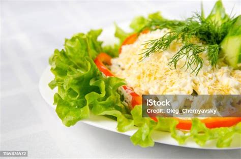 해산물 샐러드오징어 게 스틱 오이 계란 마요네즈 치즈 양상추 토마토 올리브와 채소 흰 접시에 그린 0명에 대한 스톡 사진 및