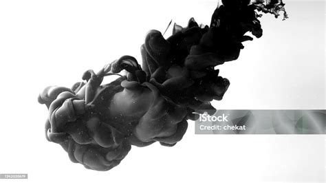 검은 색 수채화는 흰색 배경에 물에 페인트 환경 오염 개념 데스크톱 벽지 흰색 배경에 잉크의 검은 구름 강렬하고 밝은 색상에