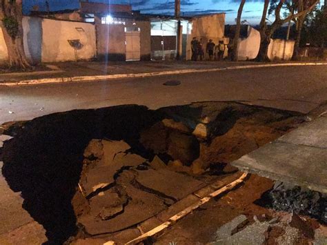Chuva Forte Abre Cratera E Provoca Quedas De árvores Na Zona Sul São
