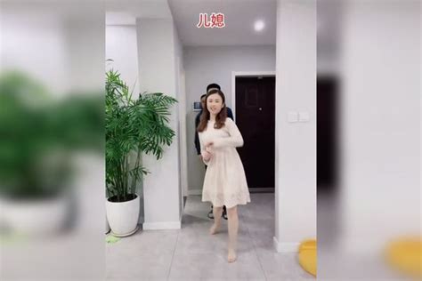 婆婆和公公一起带儿子儿媳家里跳起舞蹈来，儿子儿媳跳的真好，公公笑场了儿媳公公儿子