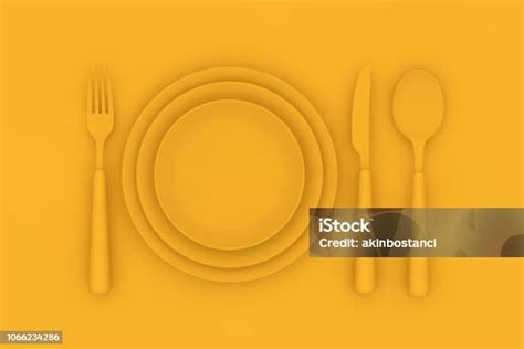 노란색 접시 포크 나이프 숟가락 노란색 배경에 평면 위치 최소한의 개념 3차원 형태에 대한 스톡 사진 및 기타 이미지 3차원