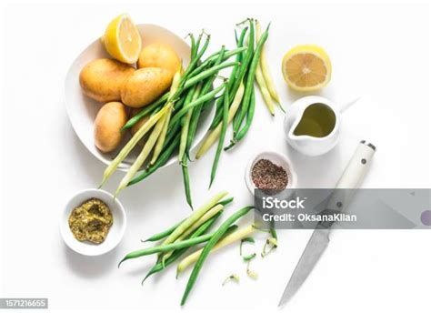 밝은 배경에 새로운 감자 녹색 끈 콩 및 겨자 레몬 드레싱으로 샐러드를 만들기위한 재료 0명에 대한 스톡 사진 및 기타 이미지