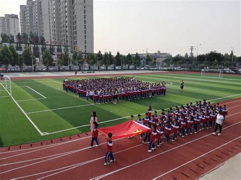 与国旗合影 为祖国祝福磁县中小学师生这样表白祖国 澎湃号政务 澎湃新闻 The Paper