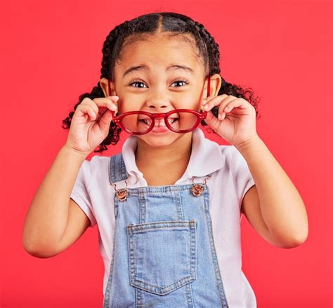 Óculos de olhos nas mãos e retrato de criança sorriso fofo e