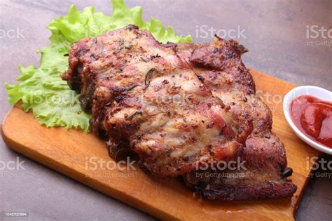 상 추 잎 핫 칠리 페 퍼 나무 절단 보드에 소스와 바베 큐 갈비 구이 고기에 대한 스톡 사진 및 기타 이미지 고기 구이 굽기 Istock