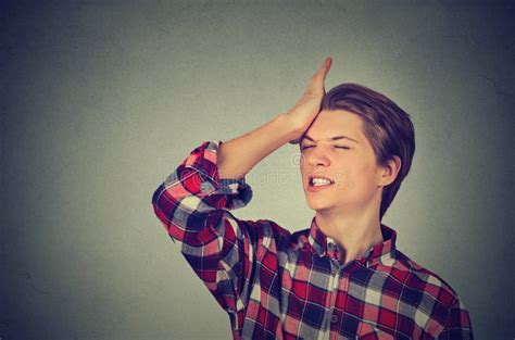 Adolescente Dos Que Da Una Palmada A Las Manos Juntas Para Saludar O Jugador Que Toca Las Manos