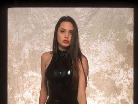 16 წლის ანჯელინა ჯოლის უცნობი ფოტოები საცვლებით