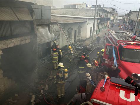 Un Herido Y Una Casa Contaminada Por Incendio En Una Recicladora Del