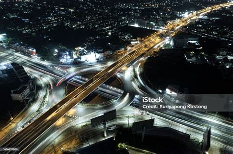 고속도로 평면도 도로 교통은 중요한 인프라 드론 공중보기는 원형으로 비행 교통 교통 대중 교통 또는 통근 도시 생활 개념의 경제 및 에너지 교통 0명에 대한 스톡 사진 및