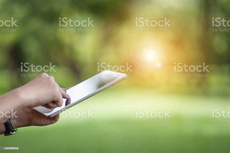 소녀는 공원에서 야외 디지털 태블릿을 사용 하 여 현대 기술 Conceptdigitally 향상입니다 태블릿에 선택적 초점입니다