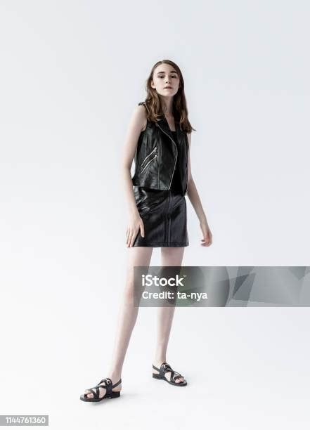 전체 길이 초상화 흰색 바탕에 포즈 가짜 가죽 검은 조끼와 스커트와 샌들을 입고 아름 다운 어린 소녀 18 19세에 대한 스톡 사진 및 기타 이미지 Istock