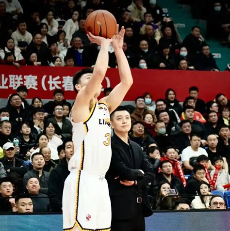 辽篮又一核心意外受伤，倒逼杨鸣无奈摊牌，季后赛杀招或提前上演