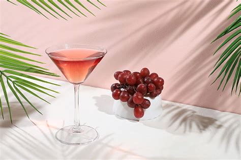 알코올 마가리타 칵테일과 긴 단단한 그림자가 있는 파스텔 배경에 포도가 있는 현대 정물 0명에 대한 스톡 사진 및 기타 이미지 0명 건강관리와 의술 과일 Istock