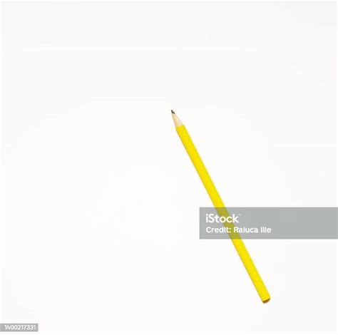 상단보기로 복사 공간이있는 프리젠 테이션 템플릿은 미니멀하고 깨끗하게 보이는 흰 종이에 고립 된 나무 노란색 연필의 매크로 사진을 닫습니다 종이에 연필 텍스트를위한 공간 0