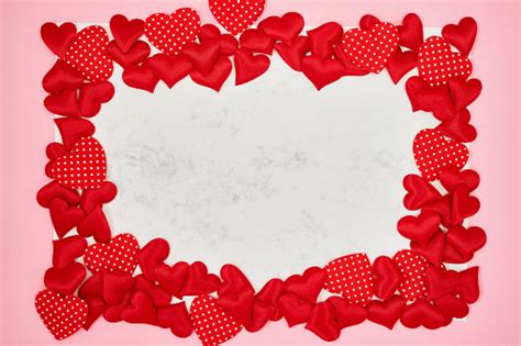 발렌타인 데이 배경입니다 흰색 핑크 바탕에 빨간 하트 보더입니다 보기 상위 공간을 복사 합니다 0명에 대한 스톡 사진 및 기타 이미지 Istock