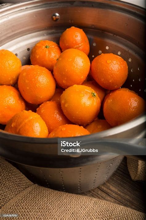 나무 갈색 배경에 삼베에 둘러싸여 테이블에 소쿠리에 신선한 세척 육즙 작은 오렌지 비타민 C와 섬유소의 좋은 공급원입니다 부스트 면역 체계 0명에 대한 스톡 사진 및 기타